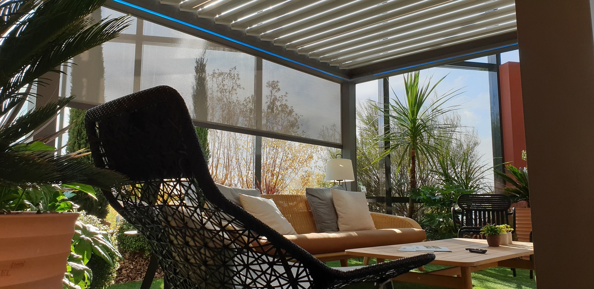 Intégrer des systèmes de protection solaire sur une pergola vitrée | Concept Alu
